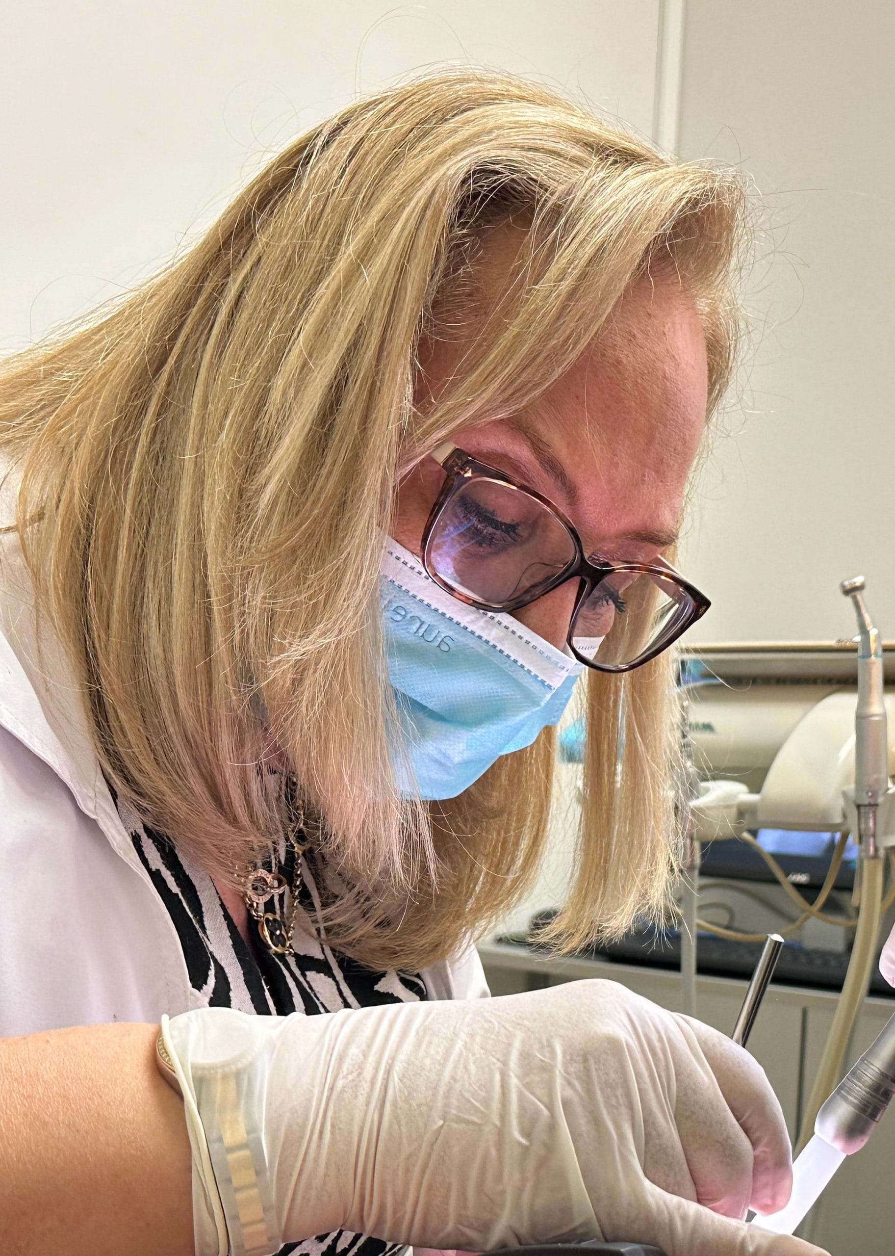 A Comprehensive Guide on All-on-4 Dental Implants - Dentist Walk-In ...